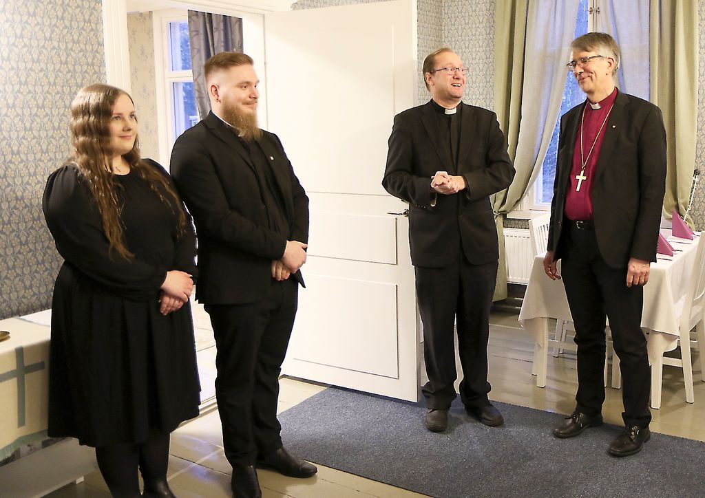 Tejuka - lehti | Piispa tarkasti seurakuntaansa