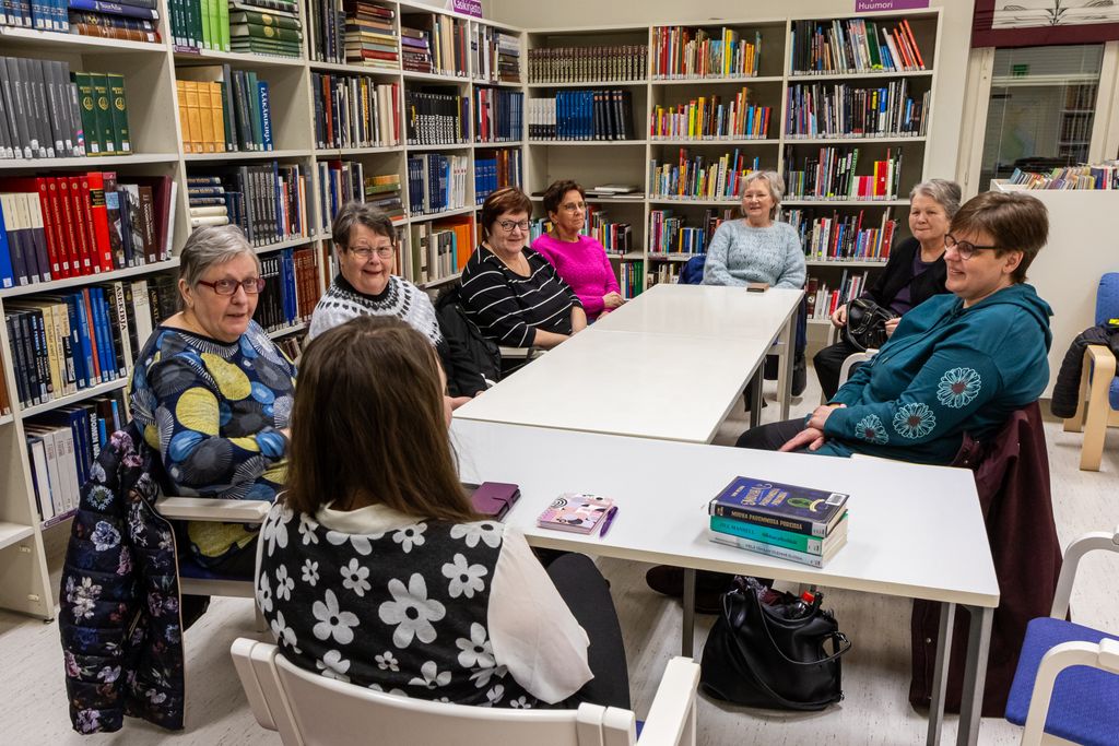 Tejuka - lehti | Lukupiirissä mennään pois omalta mukavuusalueelta